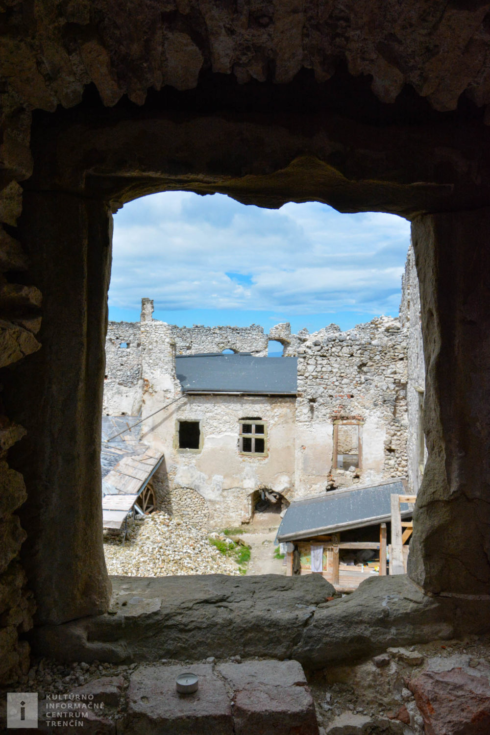 Hrad Uhrovec » Visit Trenčín » Výlety do okolia