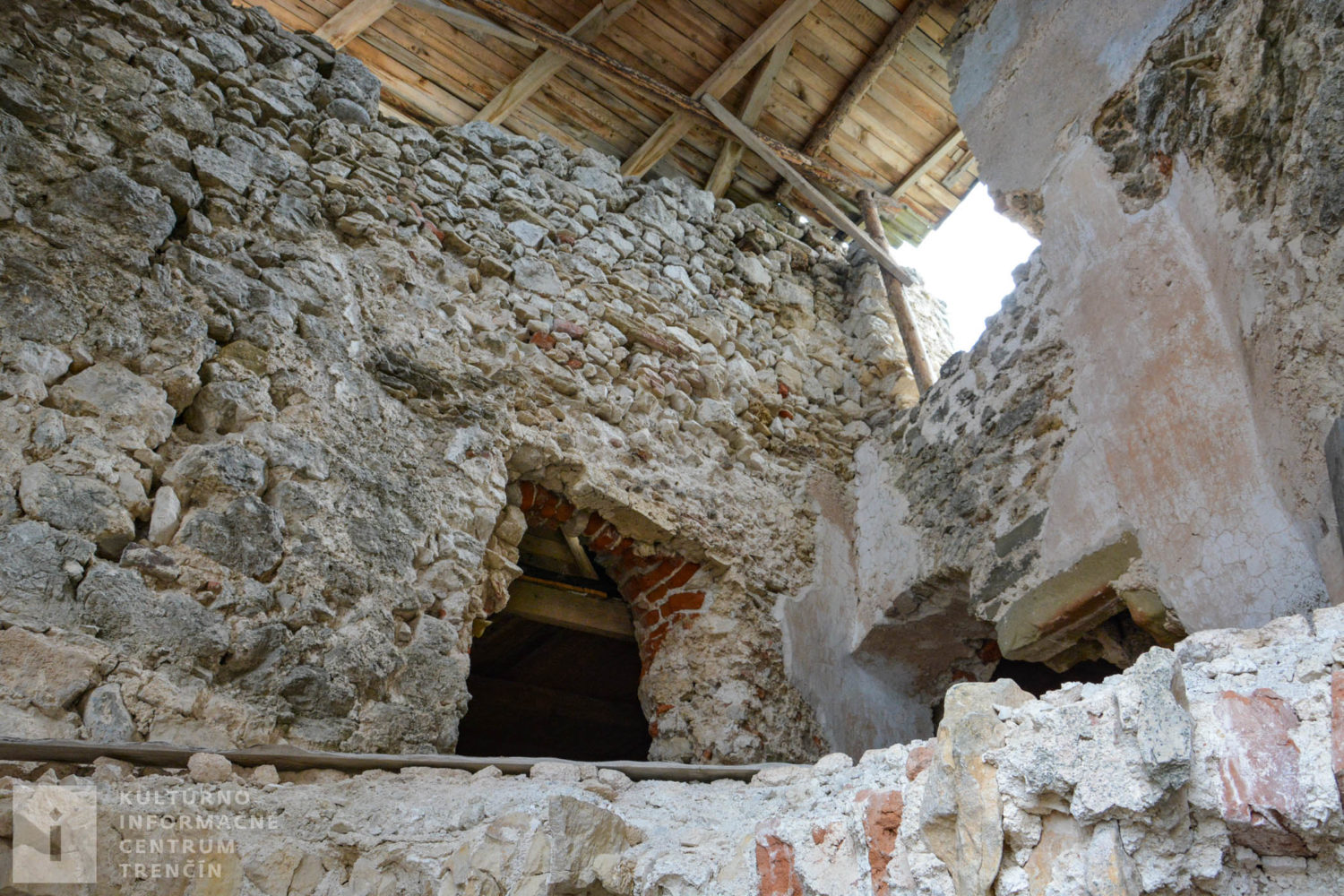 Hrad Uhrovec » Visit Trenčín » Výlety do okolia