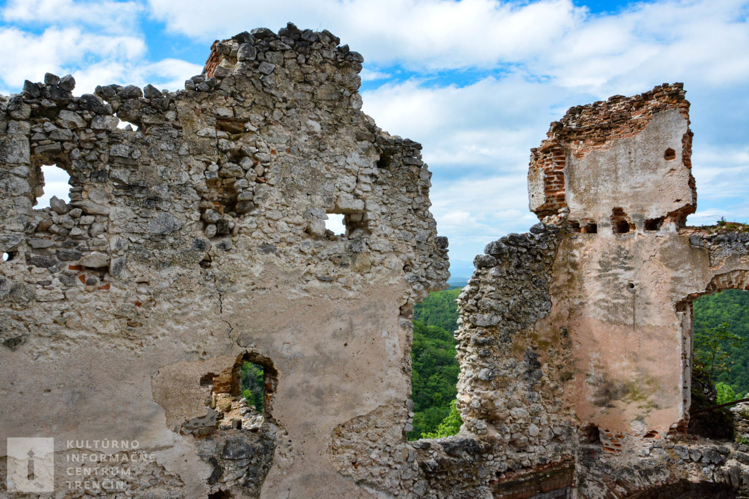 Hrad Uhrovec » Visit Trenčín » Výlety do okolia