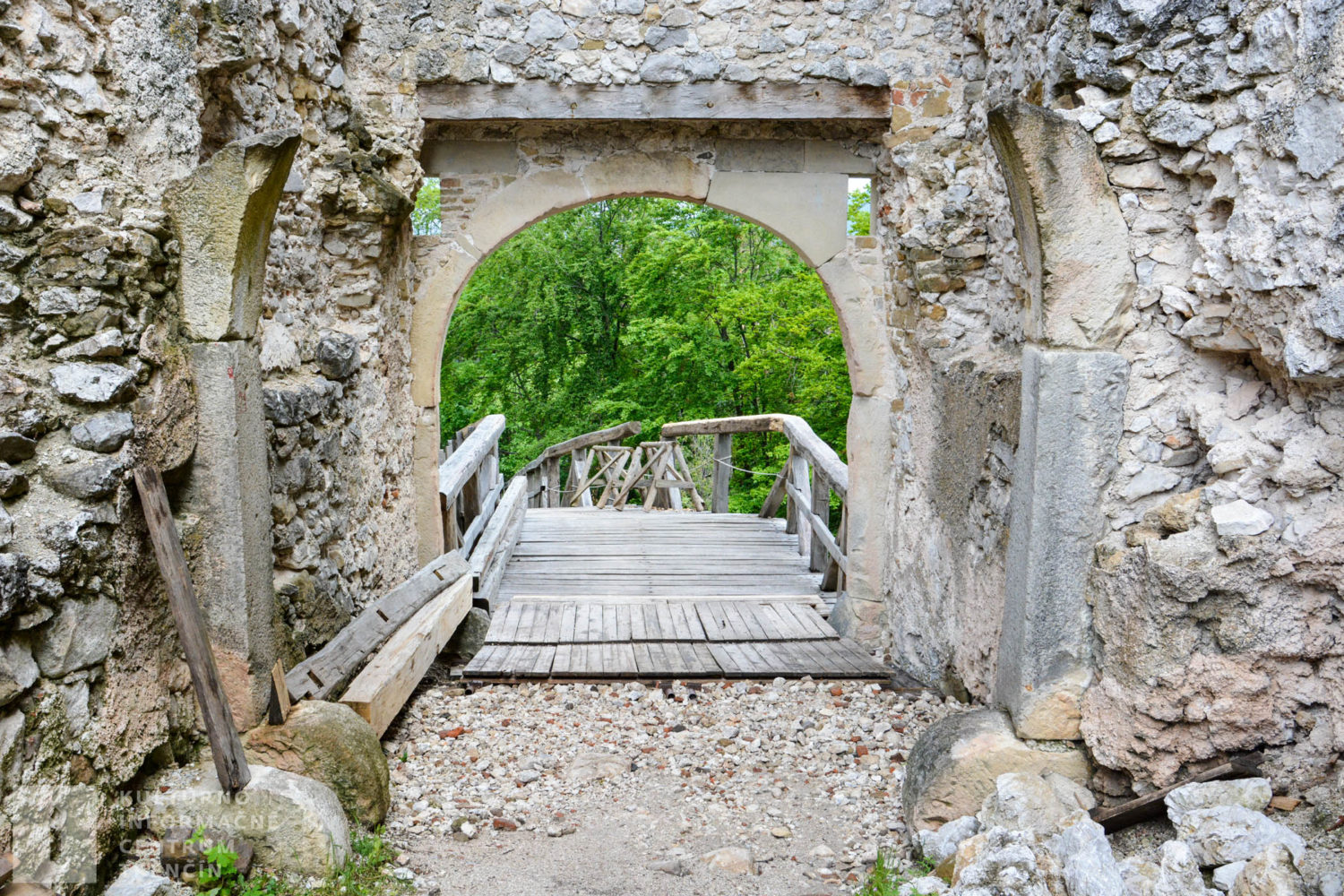 Hrad Uhrovec » Visit Trenčín » Výlety do okolia