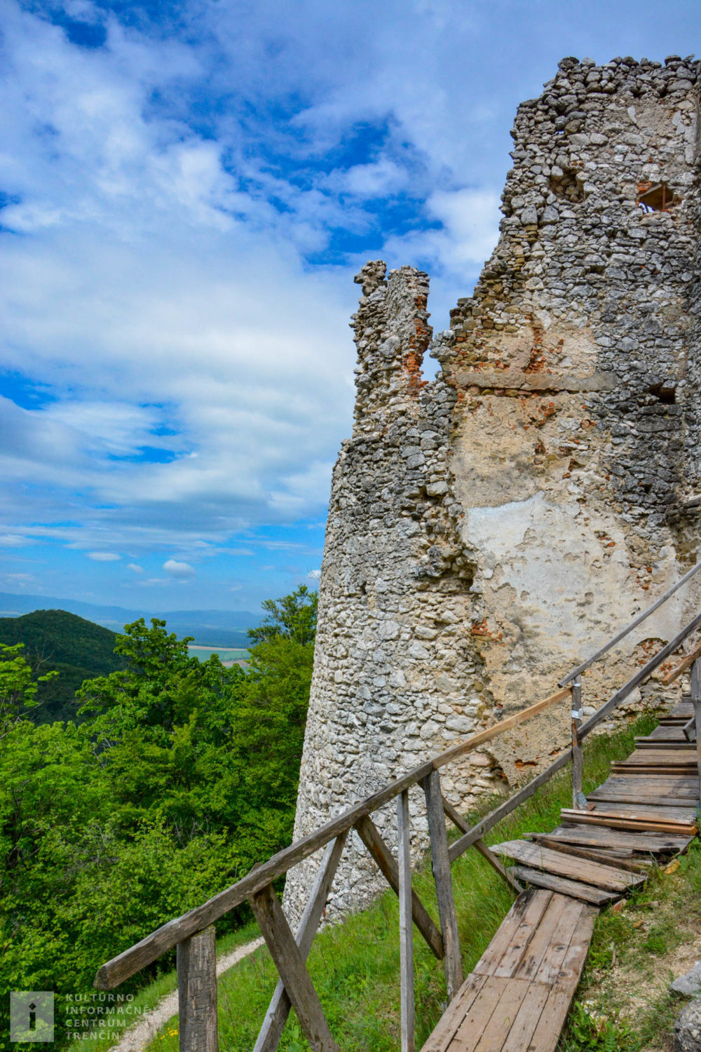 Hrad Uhrovec » Visit Trenčín » Výlety do okolia