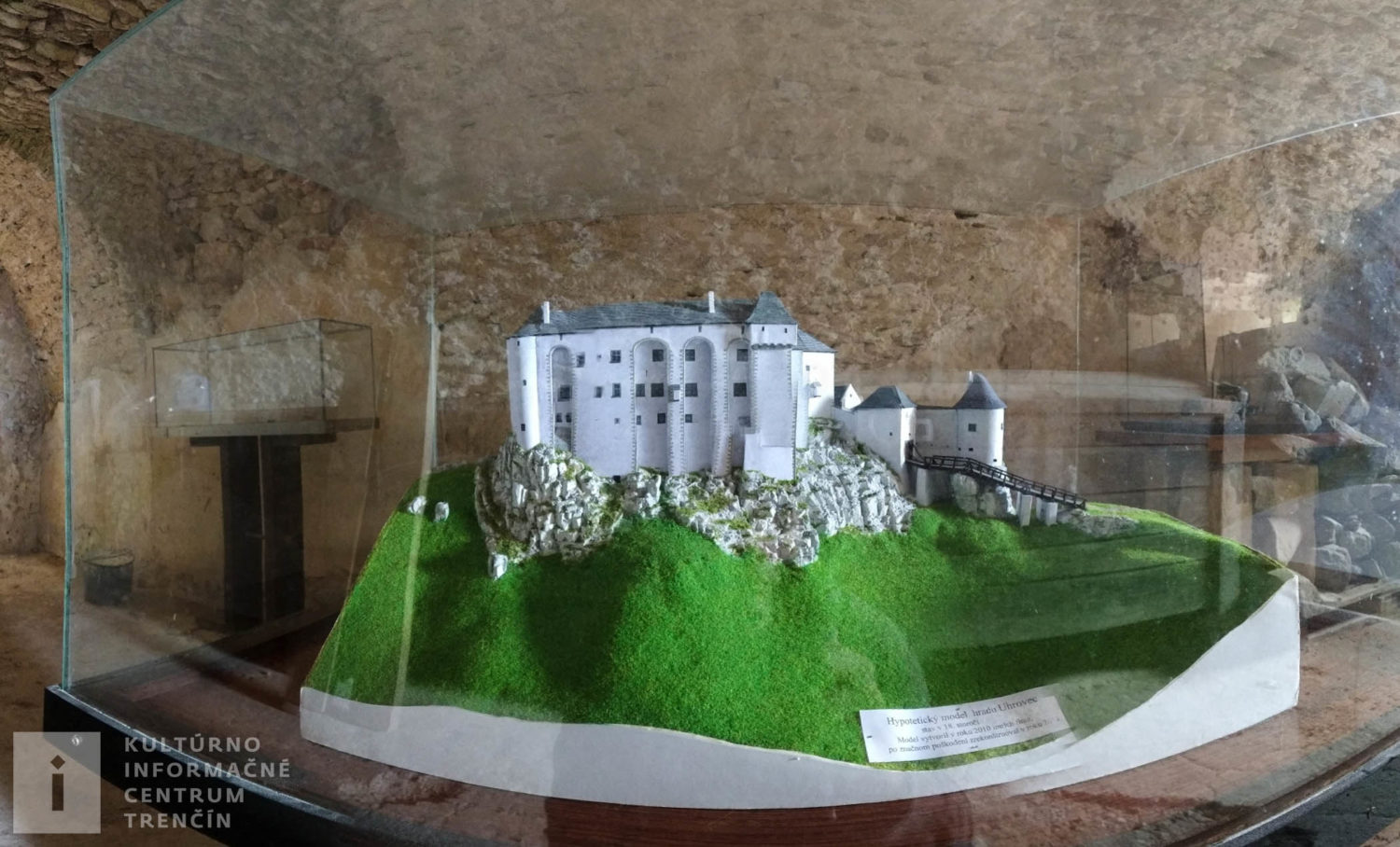 Hrad Uhrovec » Visit Trenčín » Výlety do okolia